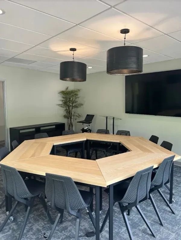 Meja Meeting Fungsional dengan Design Unik - Meja Custom