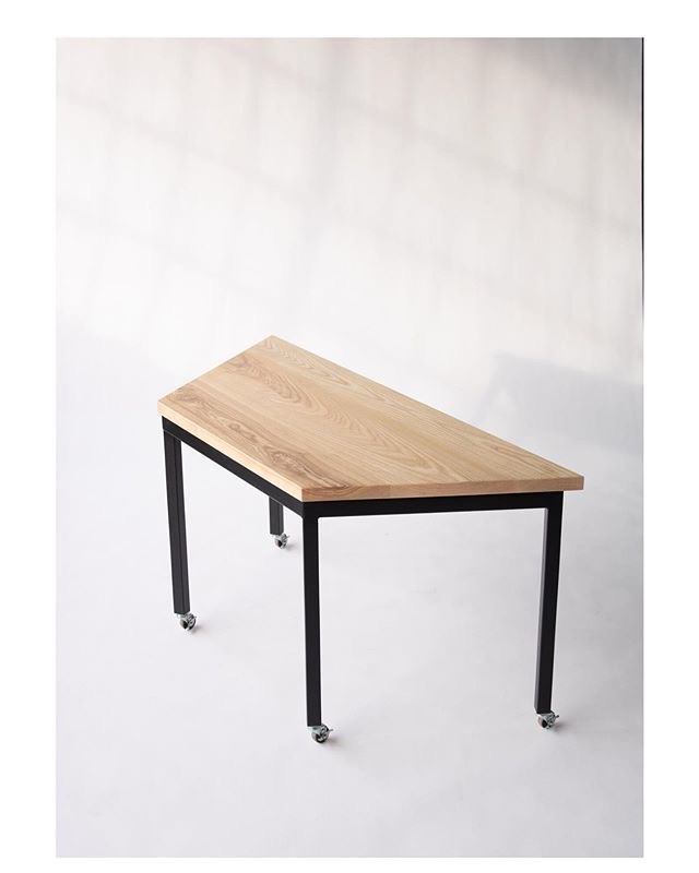 Meja Meeting Fungsional dengan Design Unik - Meja Custom