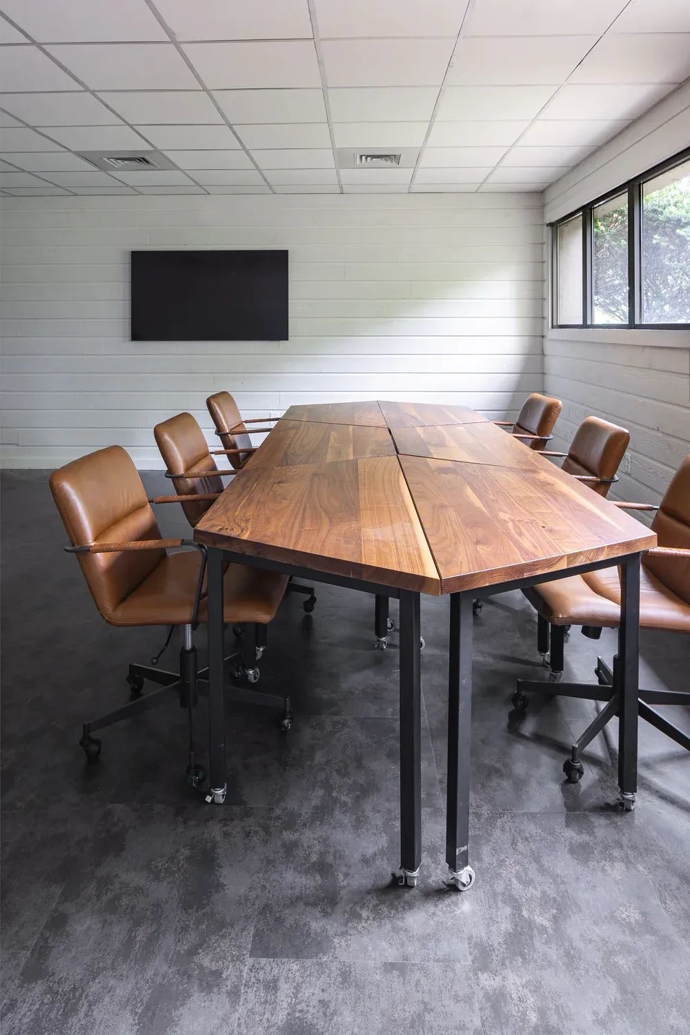 Meja Meeting Fungsional dengan Design Unik - Meja Custom